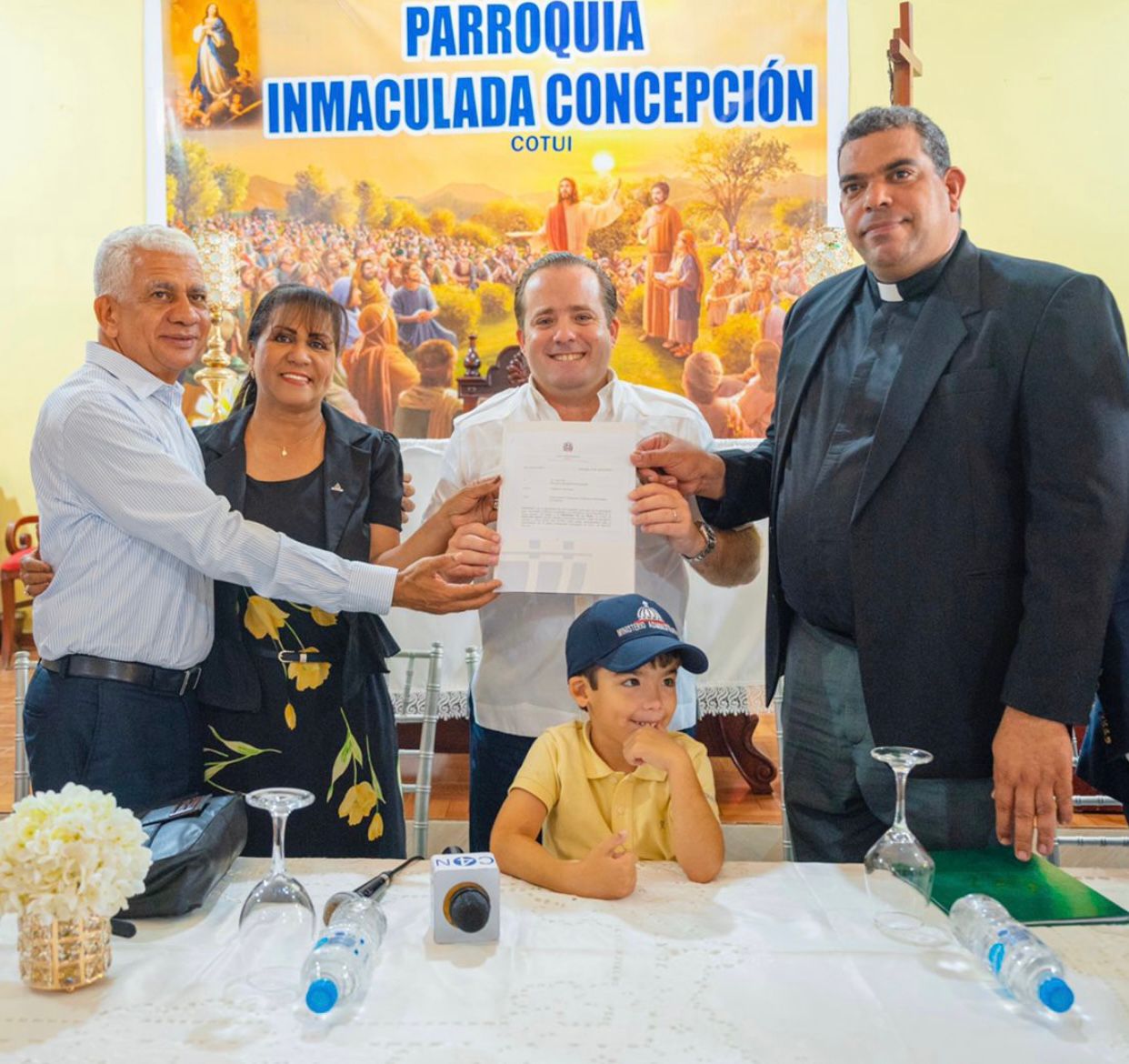 Paliza entrega aportes remodelación parroquia en Cotuí y hogar Cruz Roja