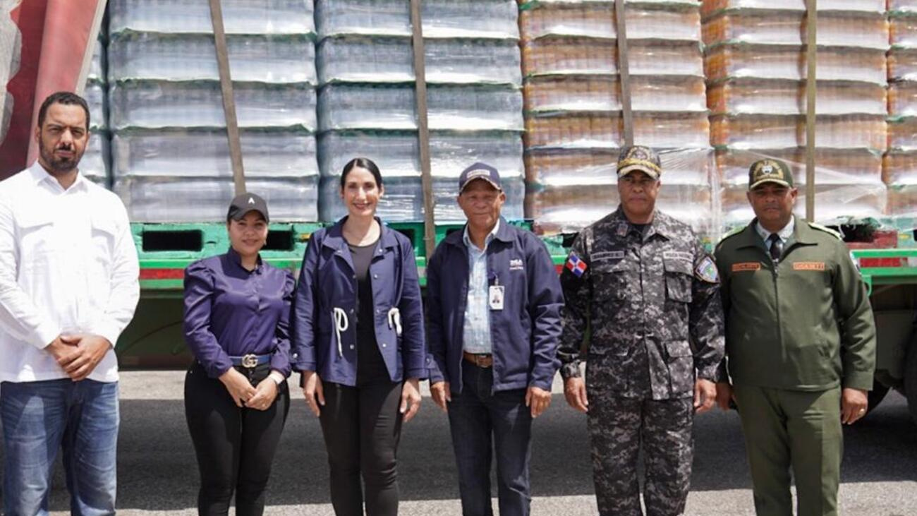 Primera dama distribuye donaciones para damnificados del huracán Fiona