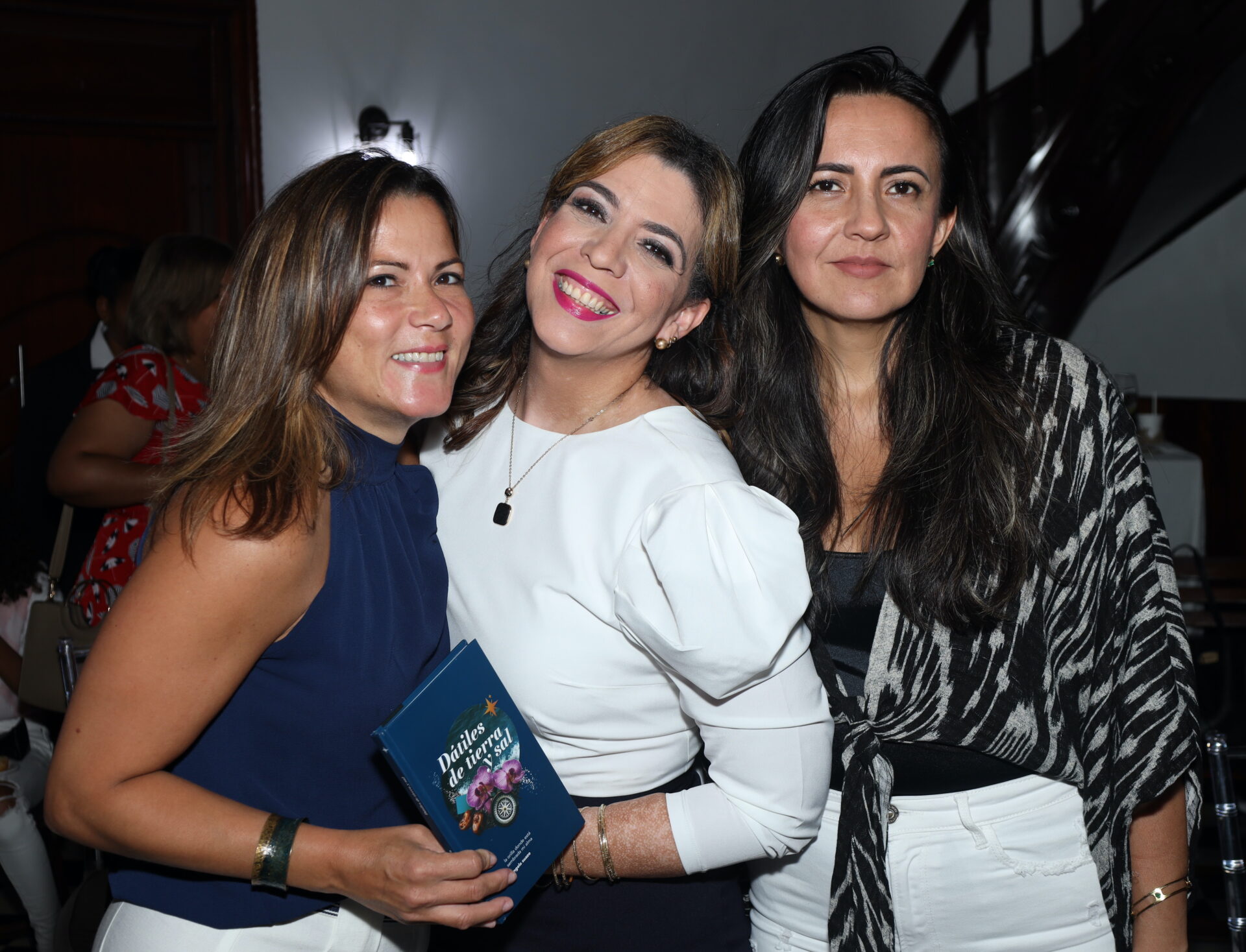 Ángela Suazo lanza poemario “Dátiles de tierra y sal”