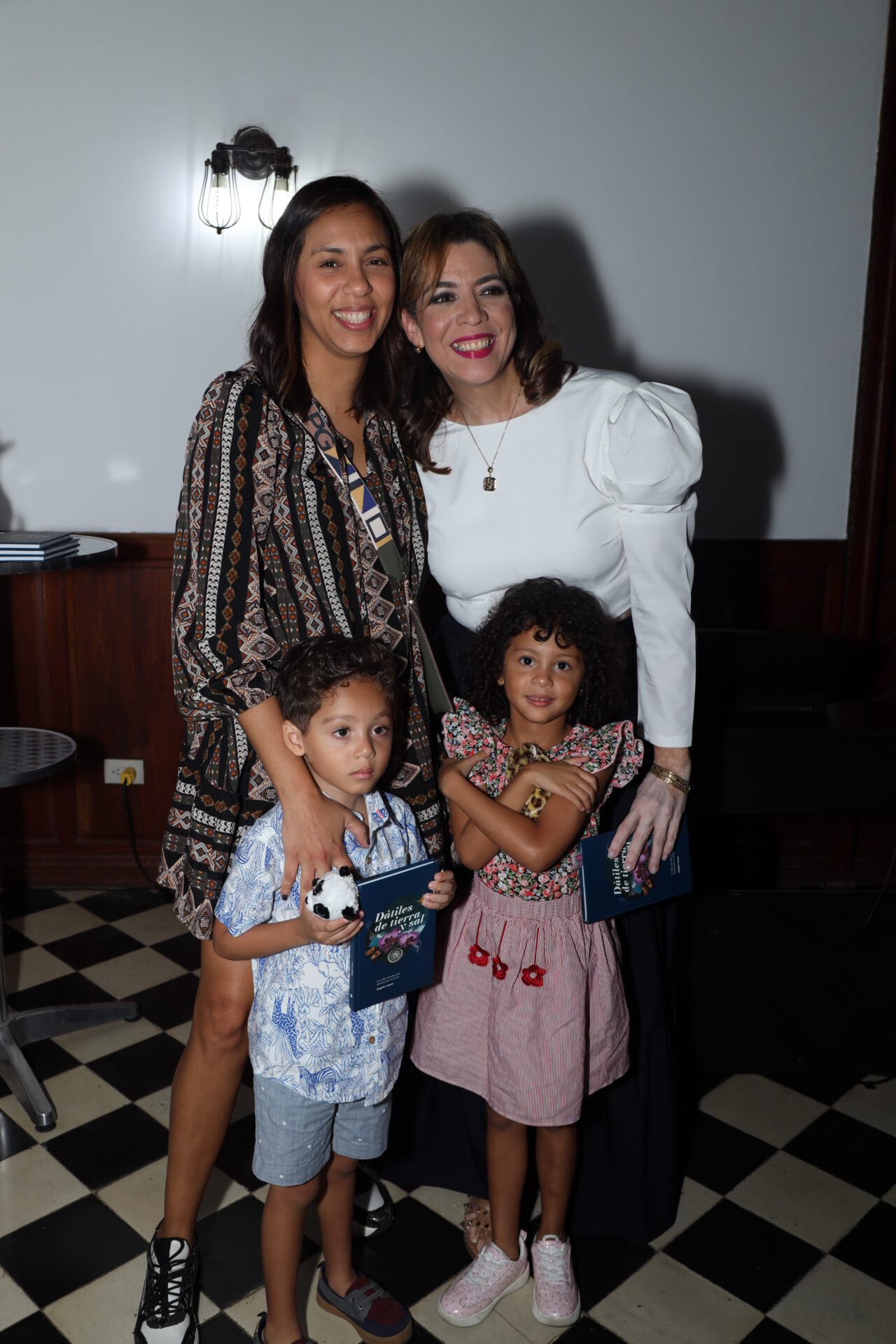 Ángela Suazo lanza poemario “Dátiles de tierra y sal”