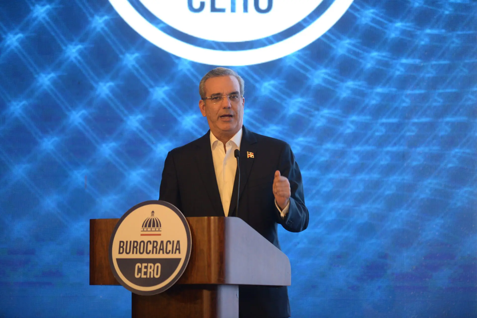 Abinader encabeza lanzamiento del programa Burocracia Cero