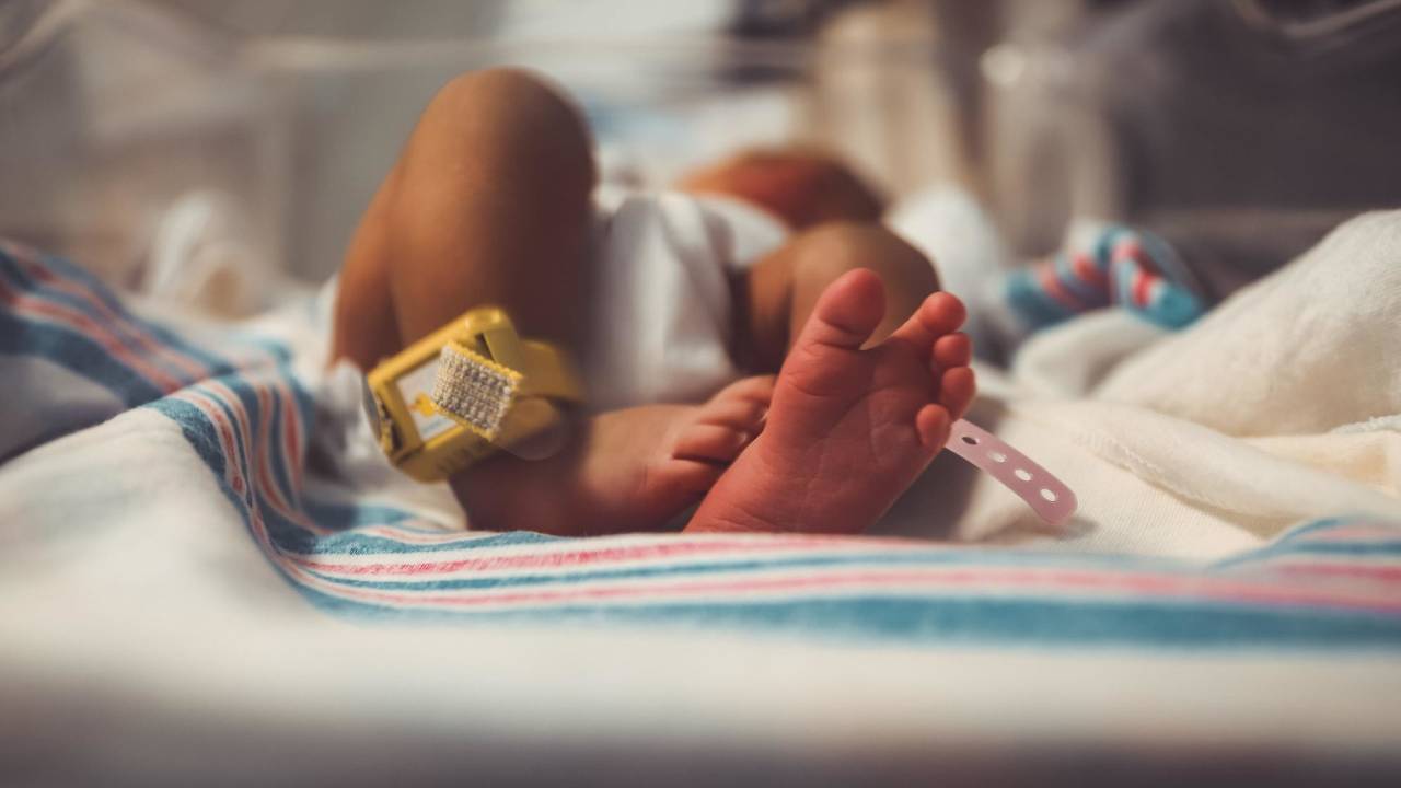 Una bebé nace "embarazada" con ocho embriones dentro de sí