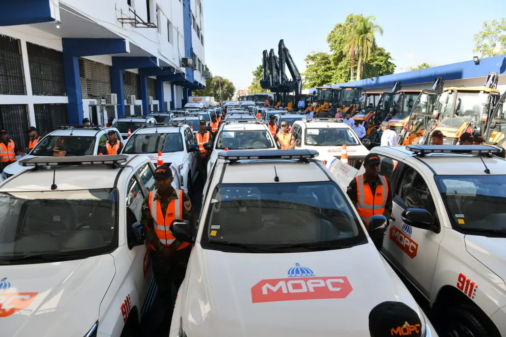Abinader entrega de más de 150 vehículos al MOPC