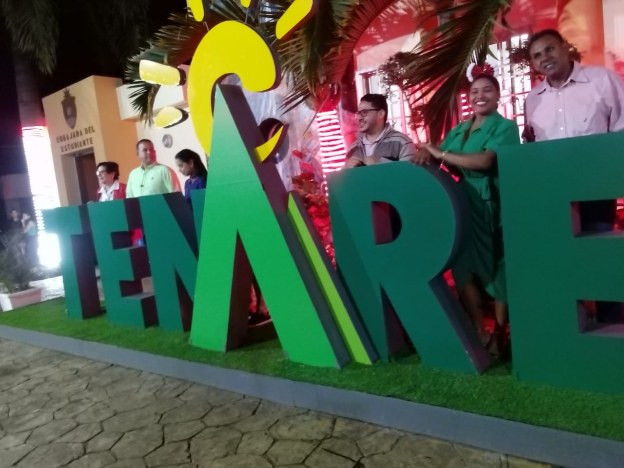 Ayuntamiento Tenares inaugura encendido de luces navideñas