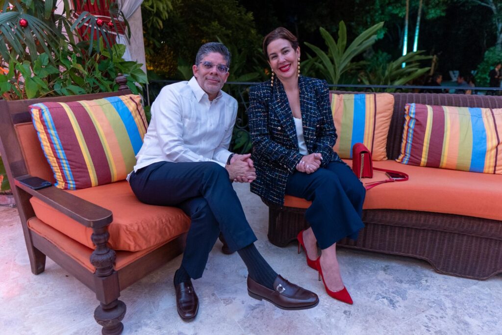 CCIFD celebra coctel en honor a socios