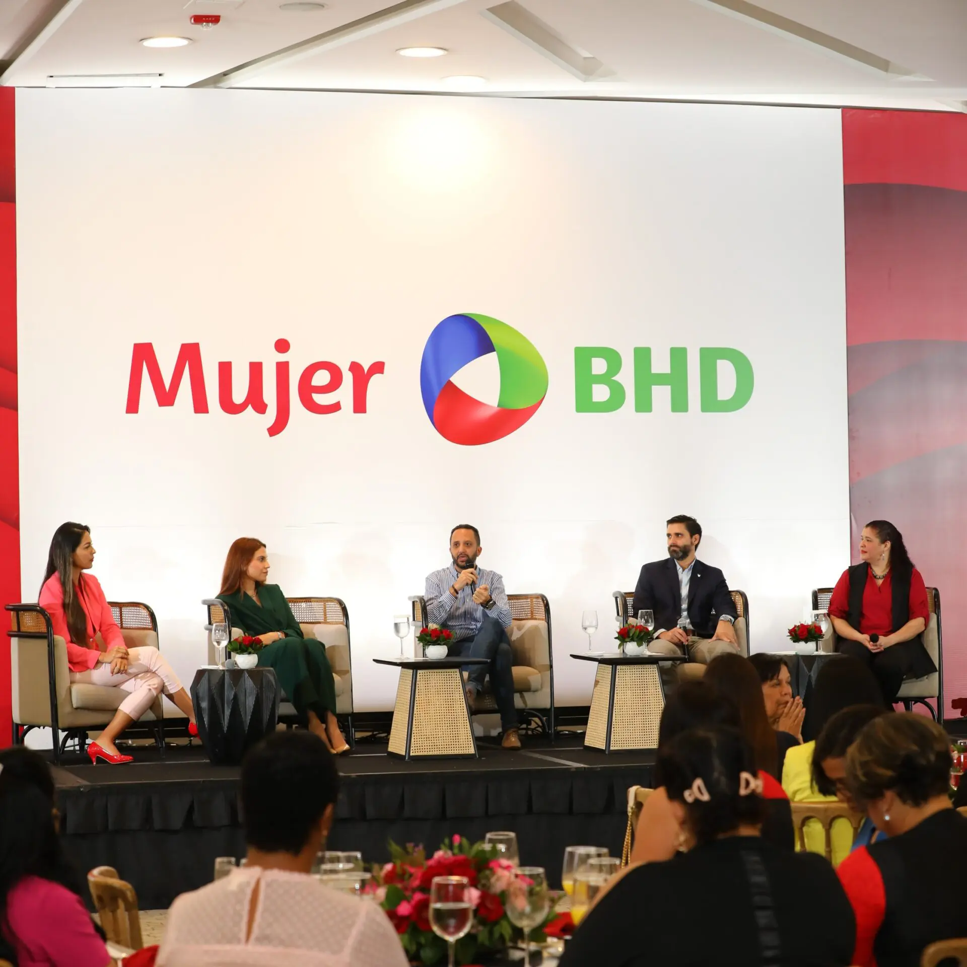 BHD realiza panel para emprendedoras sobre negocios digitales