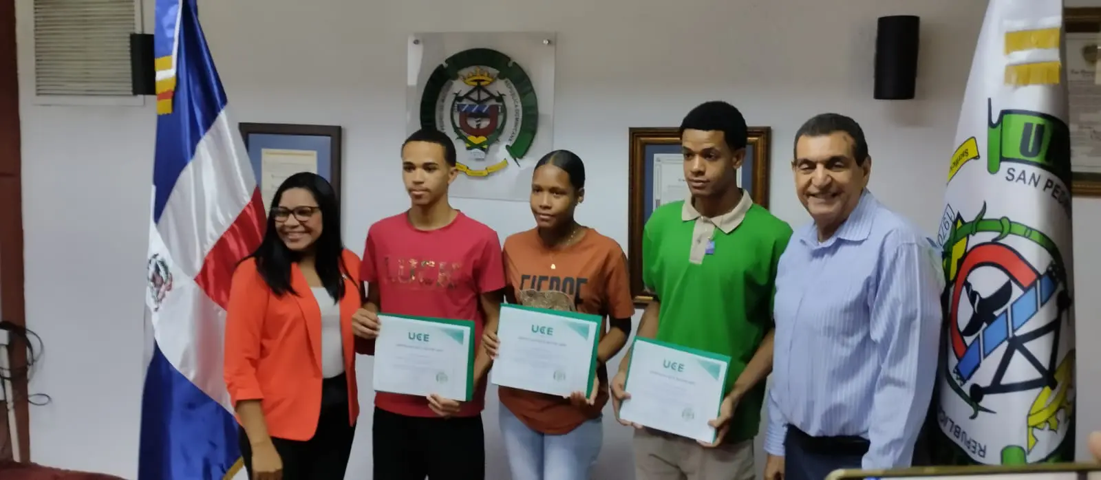 UCE entrega becas a cuatro estudiantes en SPM