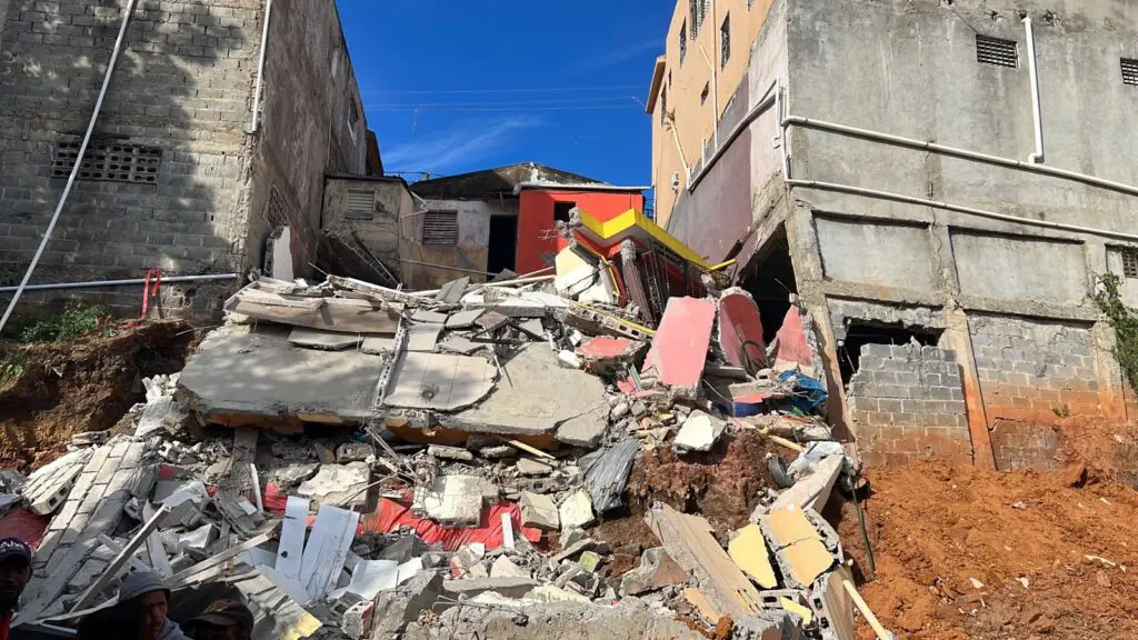 Se derrumba casa de dos niveles en Yamasá