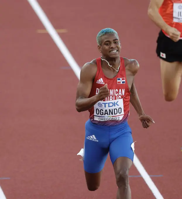 El dominicano Ogando sorprende a Knighton en los 200 metros