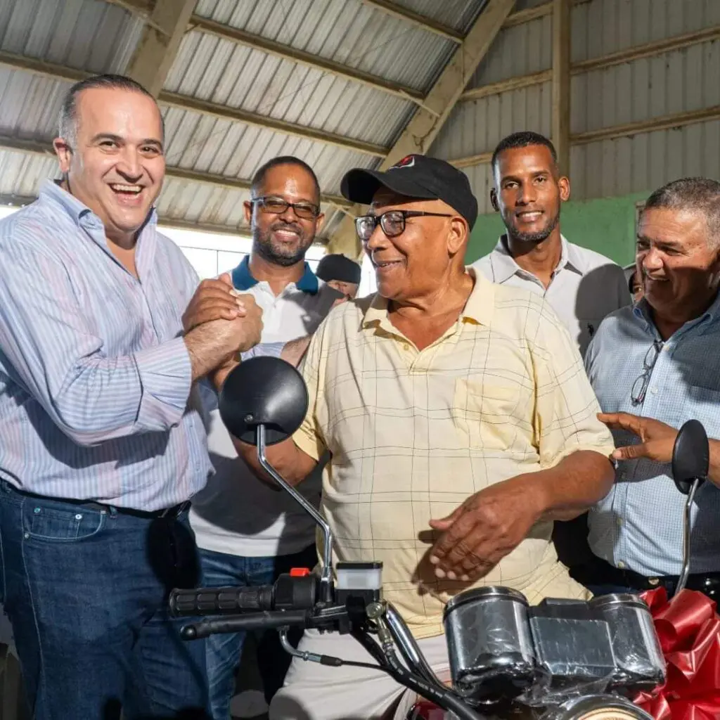 Senador Alexis Victoria entrega 25 motores por el Día de los Padres