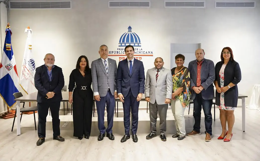 Roberto Ángel Salcedo se reúne con representantes de ADOPAE