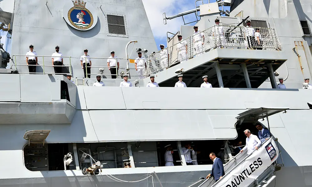 Abinader visita buque británico que está en la RD - Periódico elCaribe