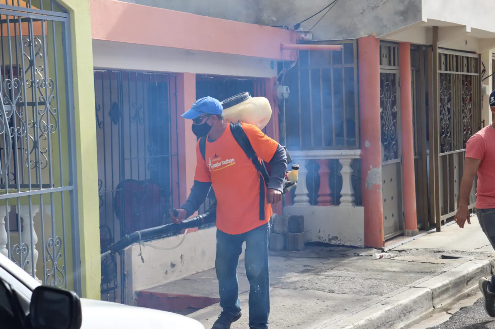 Ayuntamiento de Santiago realiza jornada de fumigación contra el dengue