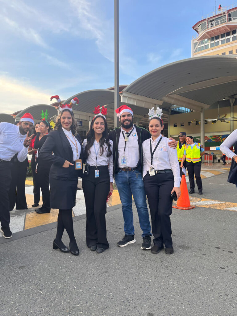 Aeropuerto Cibao enciende arbolito - Periódico elCaribe