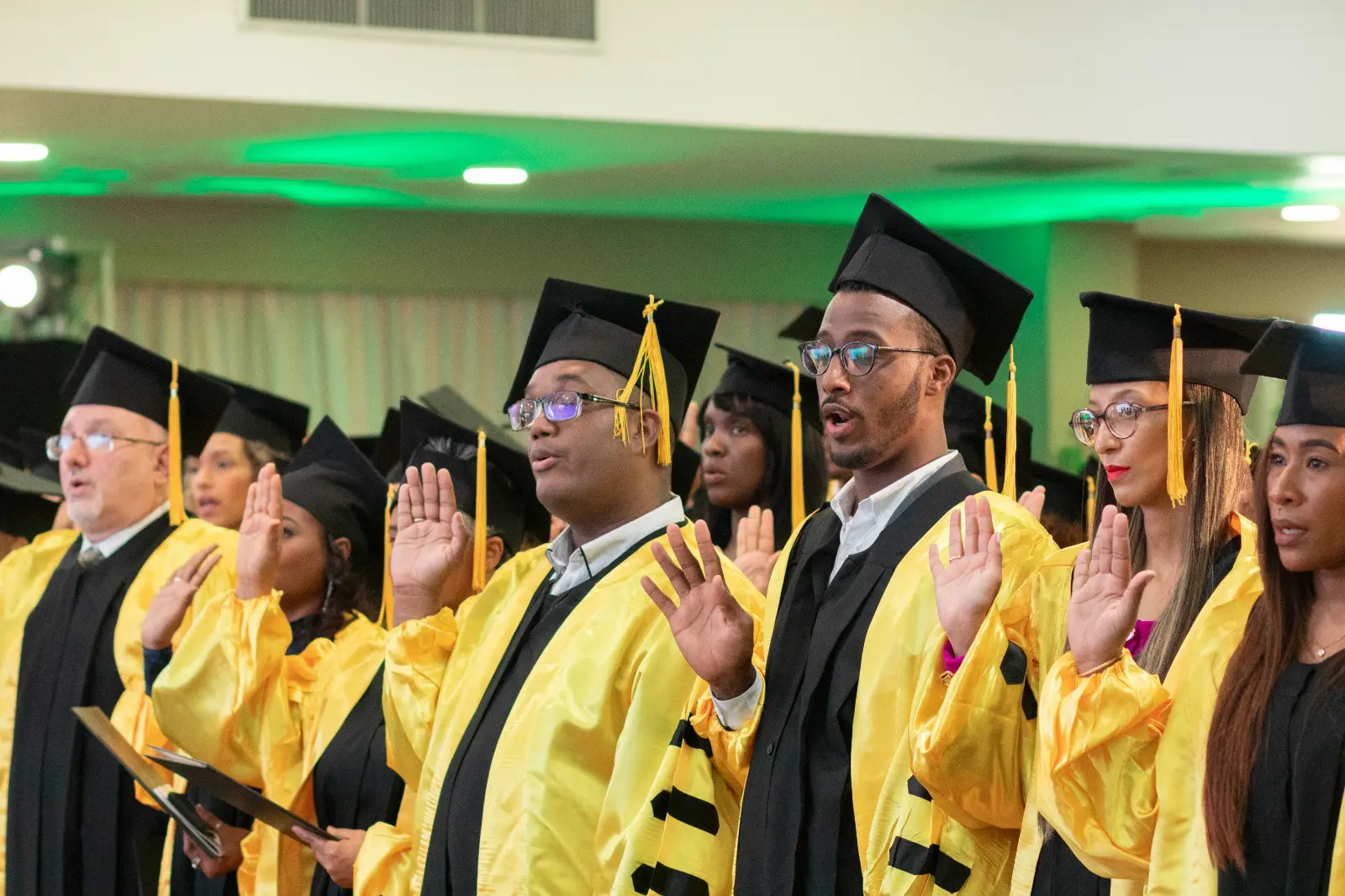 UCE celebra graduación de 256 especialistas en investidura de postgrado ...
