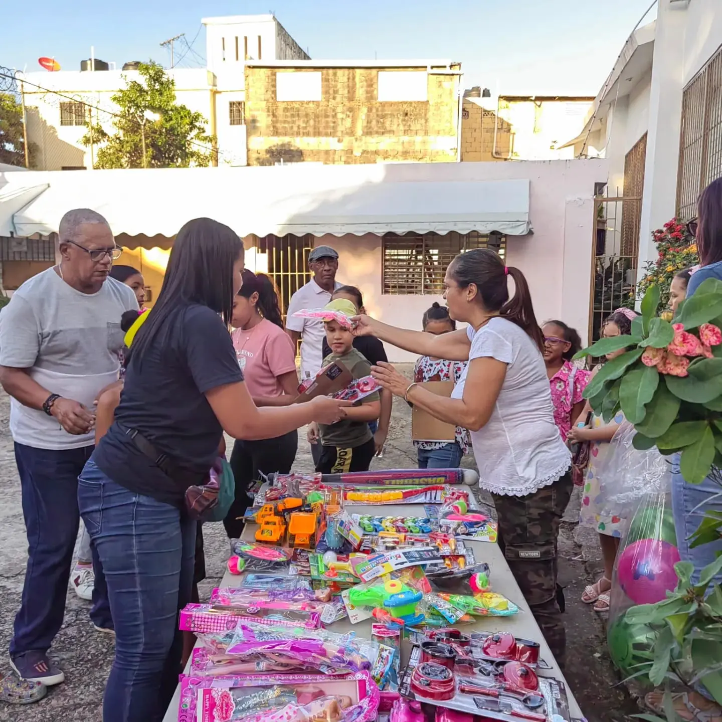 Fundación entrega juguetes y lleva alegría a más de 500 niños en Santo ...