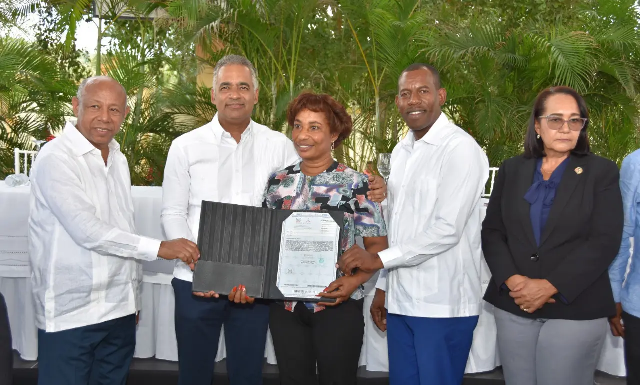 Gobierno entrega títulos de propiedad a 275 familias en Hato Mayor
