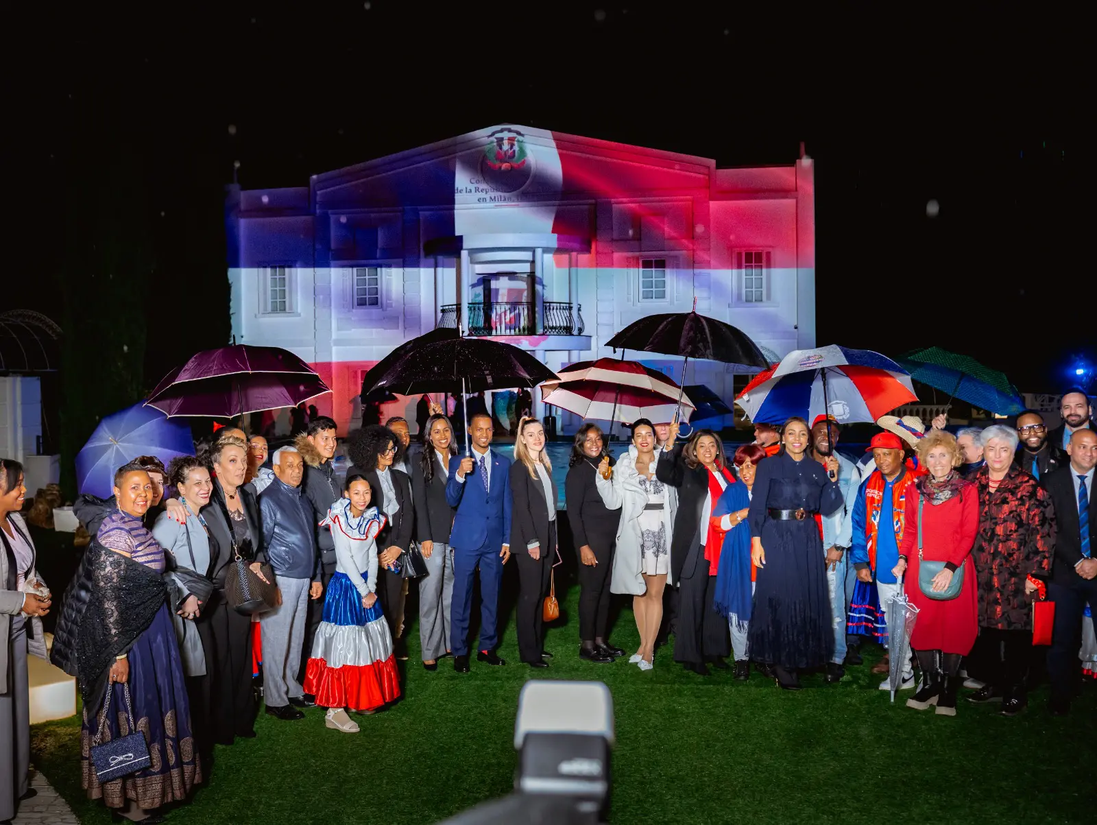 La Villa ReNoir de Milán se ilumina con colores bandera de RD