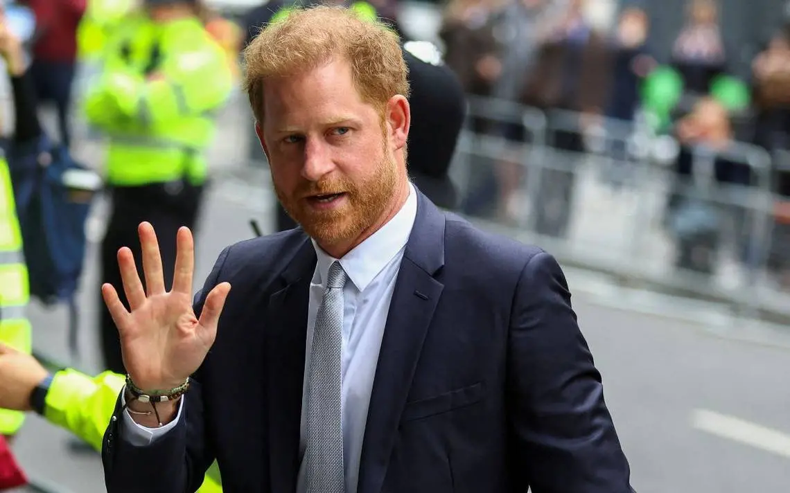 El príncipe Enrique llega a Londres para visitar a su padre