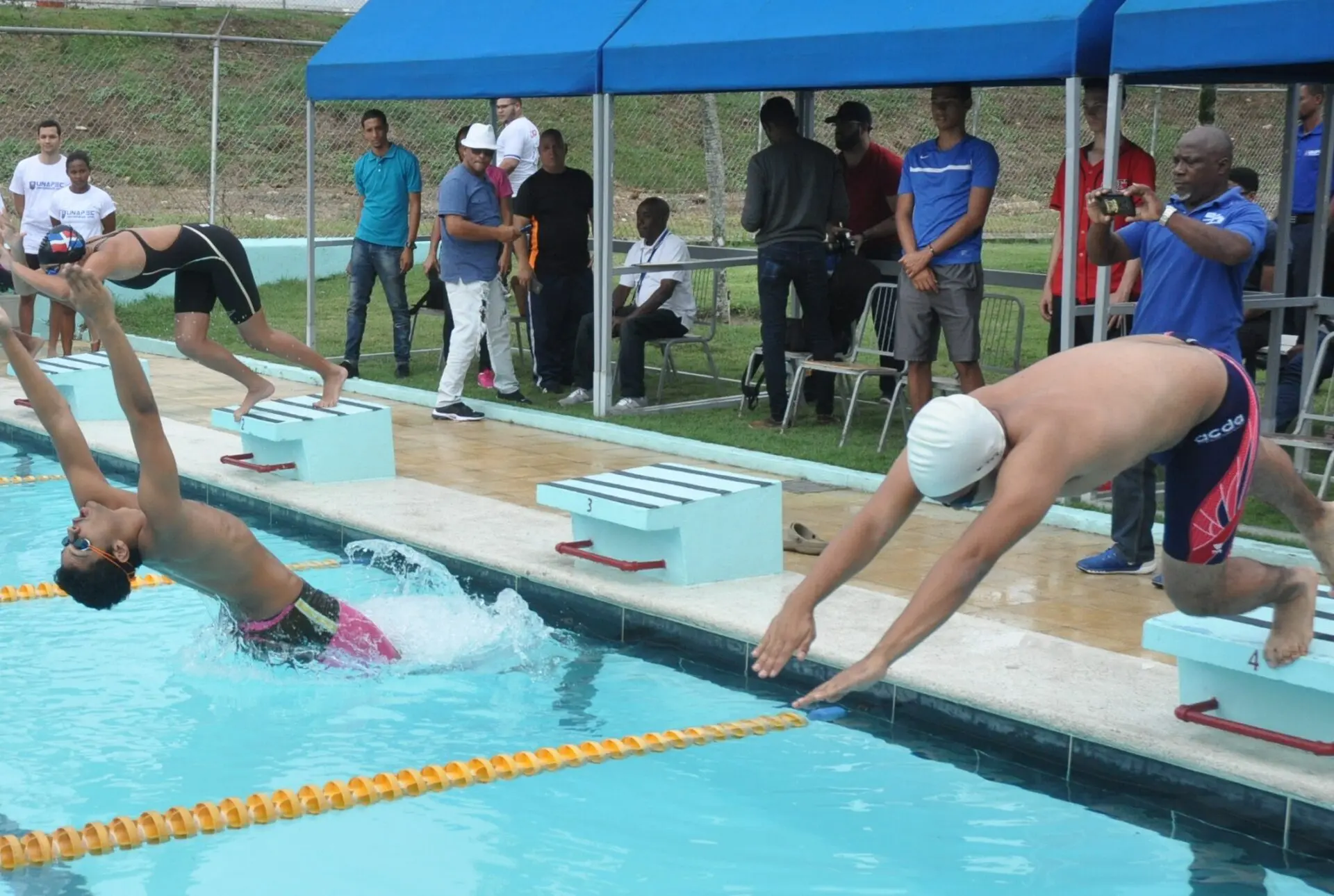 PUCMM levanta la copa campeón natación Juegos Universitarios