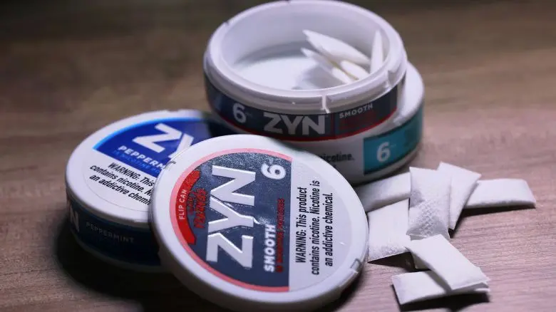 ¿Qué es Zyn, la bolsa de nicotina oral que cobra auge en Estados Unidos?