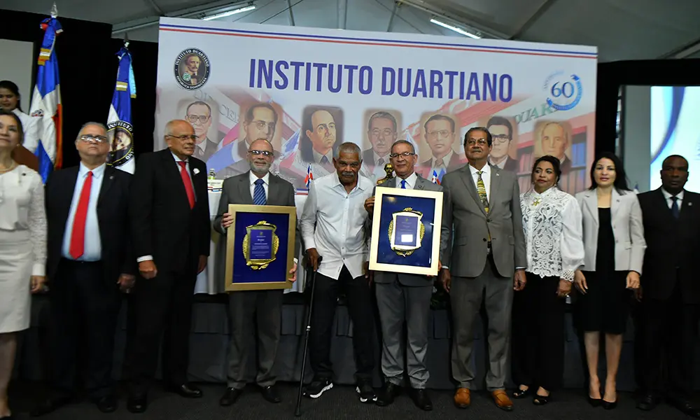 Duartianos reconocen a elCaribe y Felipe Rojas Alou por su trayectoria