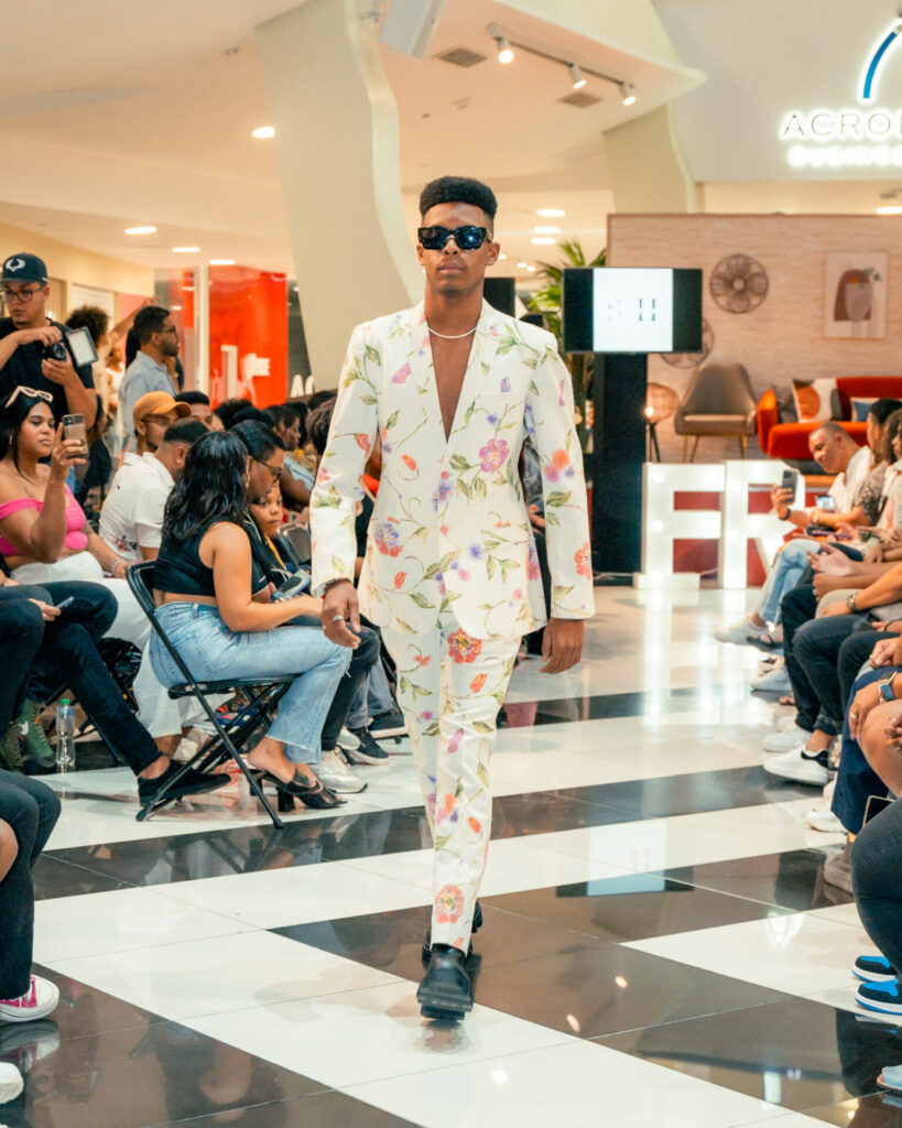 Un desfile de mucho glamour con Fashion RD models