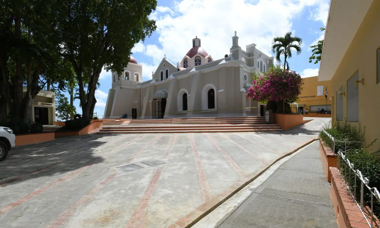Obras Públicas entrega remozado parqueo y acera en Santo Cerro