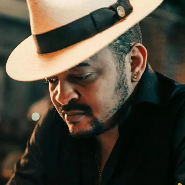 Wason Brazoban junto a Alex Bueno