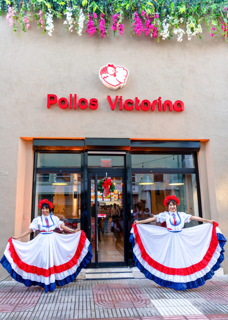 Pollos Victorina abre sucursal en la Zona Colonial