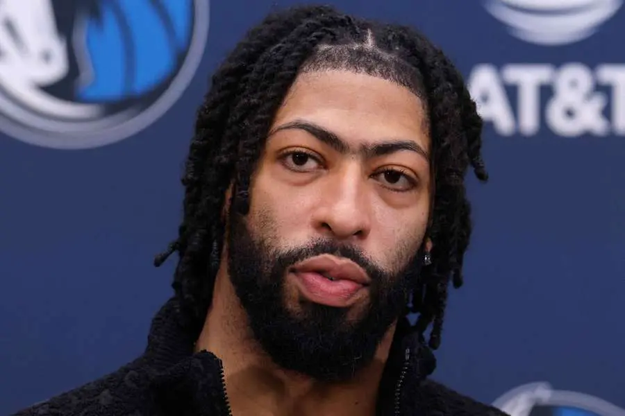 Anthony Davis se retira lesionado en su debut con los Mavericks