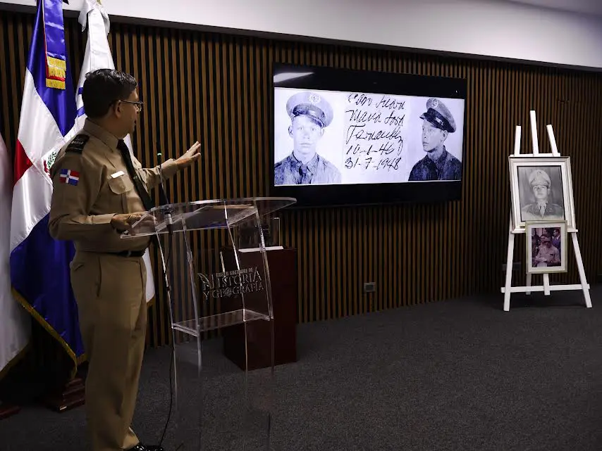Rinde homenaje a coronel Lora Fernández