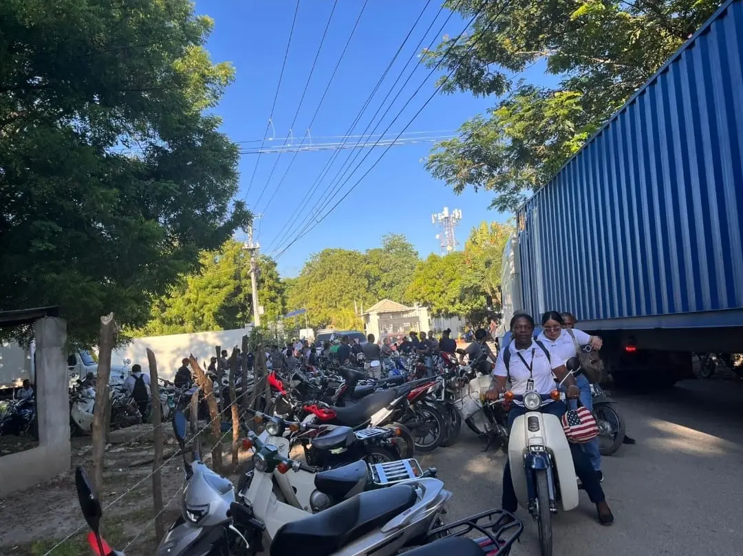 Haitianos abandonan parque de zona Franca CODEVI en demanda