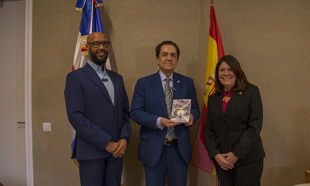 Tony Raful recibe libro “Cuando la vida nos sacude” - Periódico elCaribe