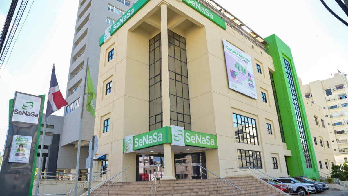 Abinader designa comisión técnica del Senasa