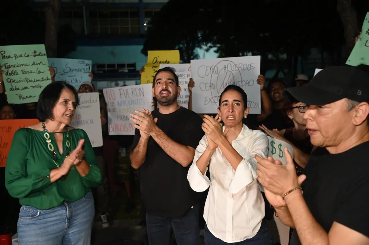 Ciudadanos protestan ante la PGR por caso SENASA