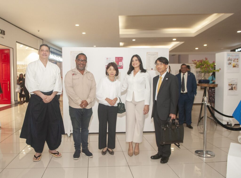 Embajada de Japón inaugura exposición de calendarios 2026 y trajes ...