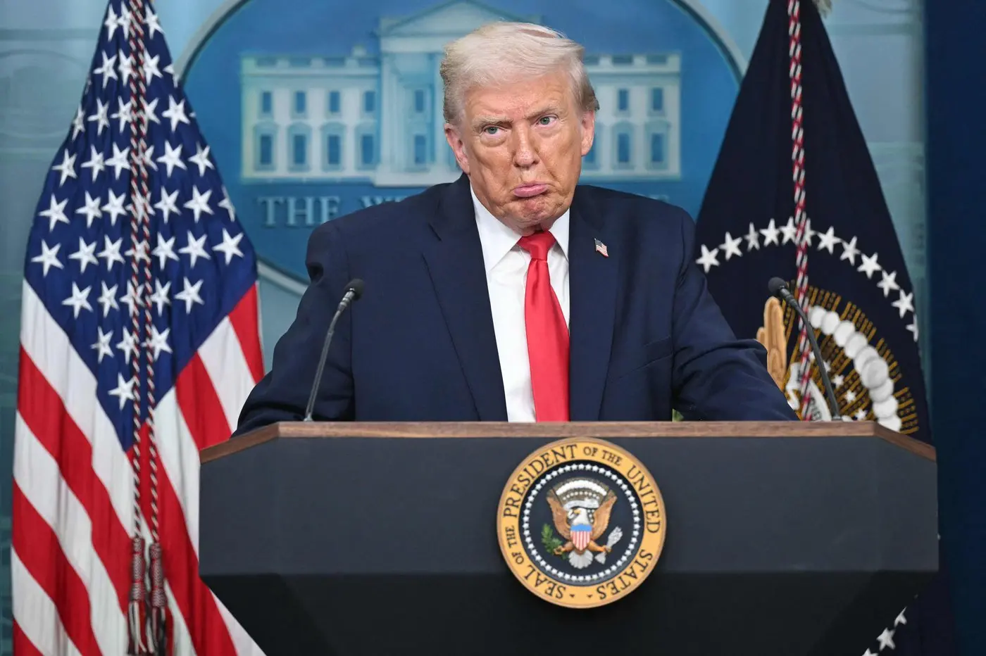 Trump descarta ir a la cumbre de París porque a Macron "no le queda mucho"