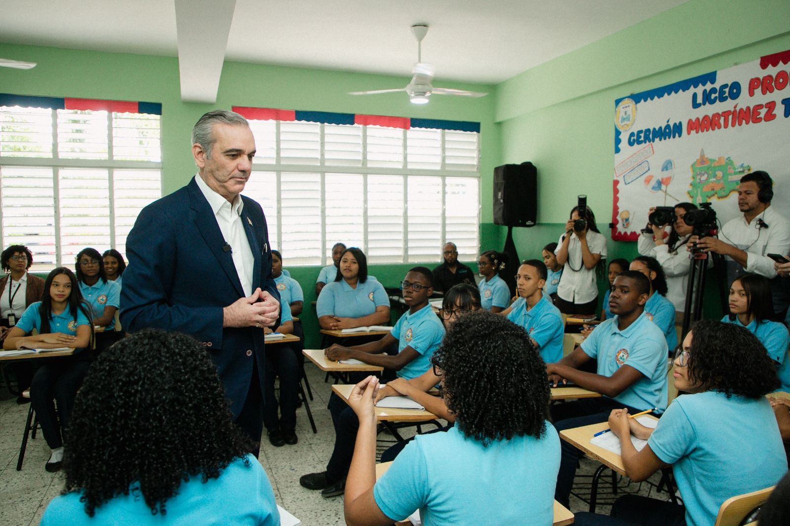 Presidente imparte docencia en liceo de Santo Domingo