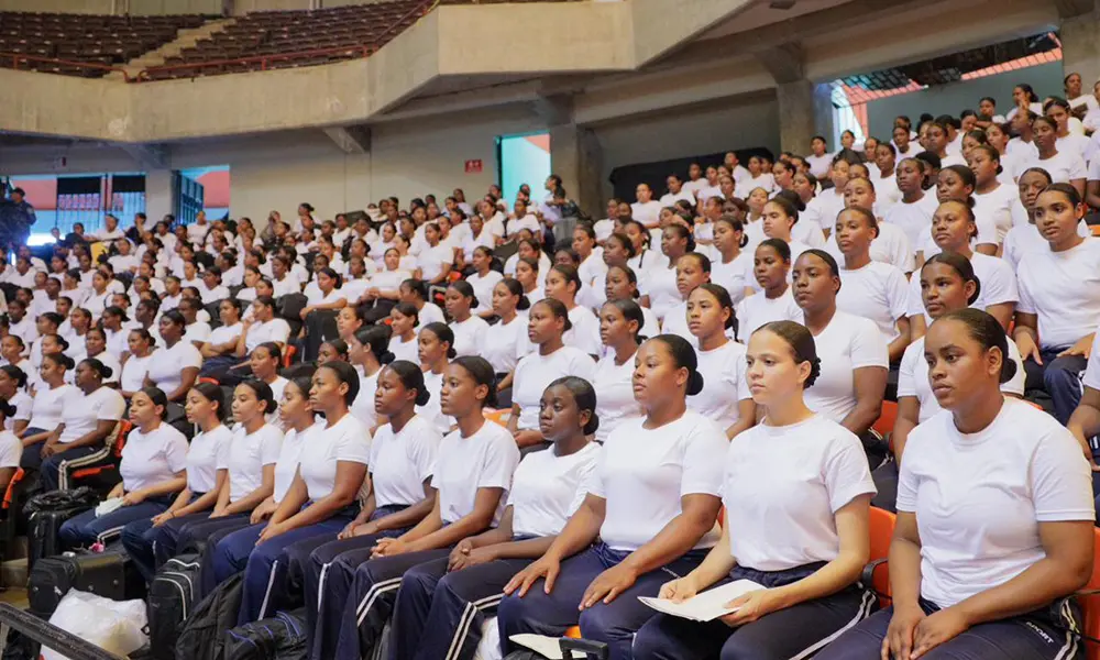 Más de mil mujeres ingresan como aspirantes a Policía Nacional ...