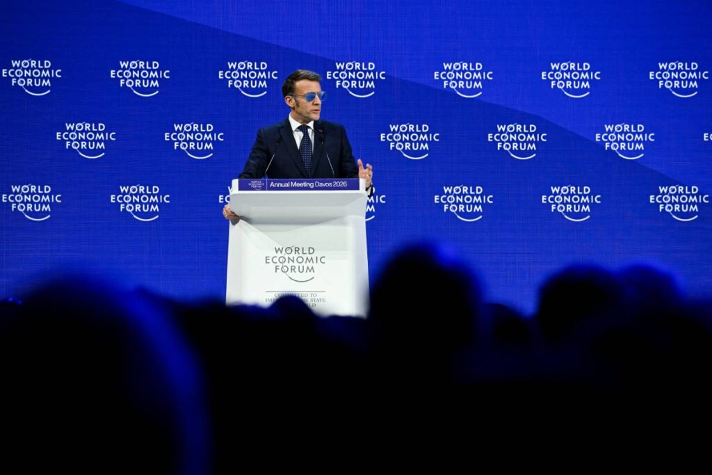 ¿Por qué Macron usó lentes oscuros en su discurso en Davos?