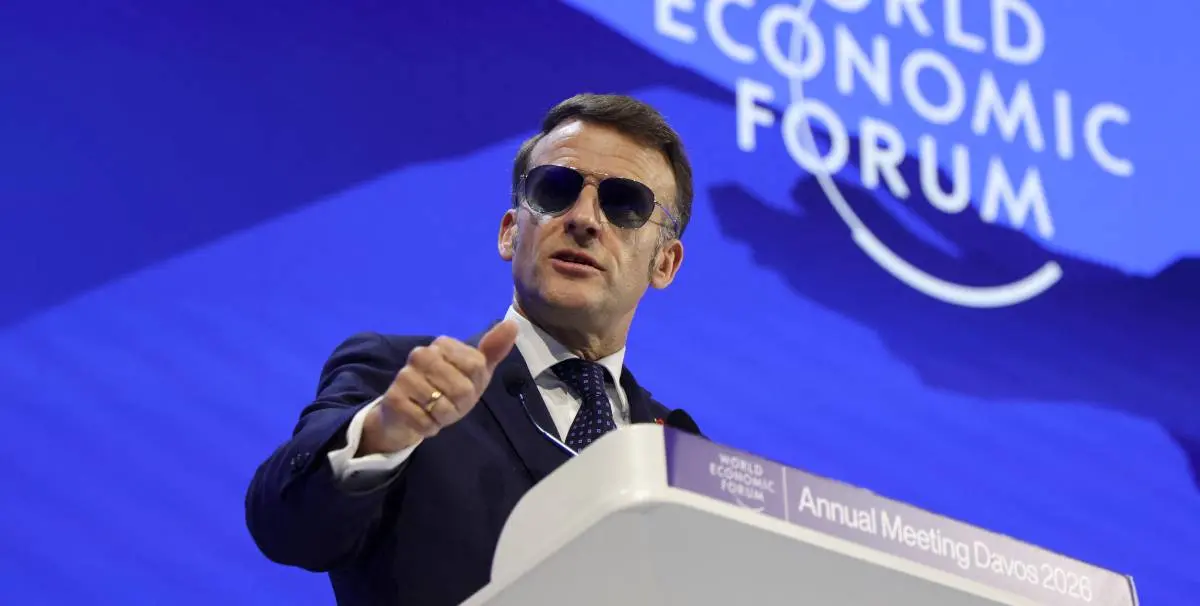 ¿Por qué Macron usó lentes oscuros en su discurso en Davos?