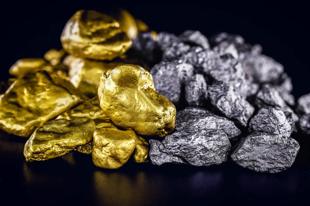 El oro y la plata amortiguan su desplome inicial