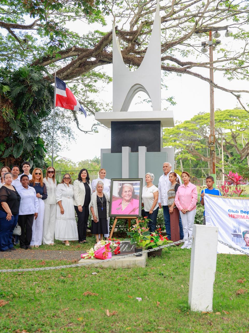 Ofrenda floral por los 101 años de Dedé Mirabal