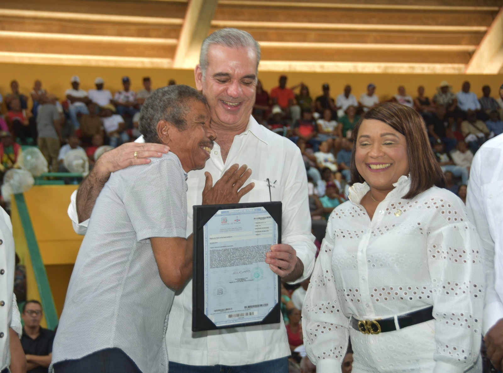 Abinader entrega 2,315 certificados de títulos en SPM